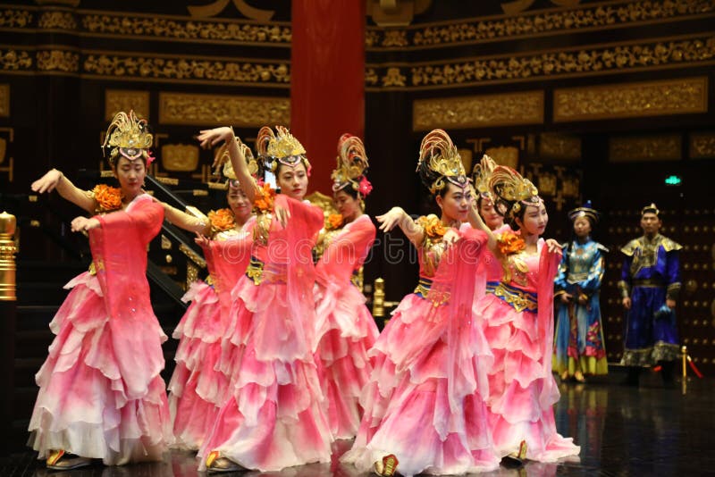 Traditional Chinese Dance Performance Editorial Photo - Image of ...