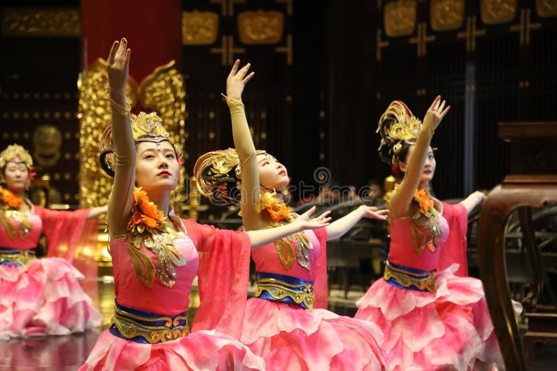 Traditional Chinese Dance Performance Editorial Image - Image of women ...
