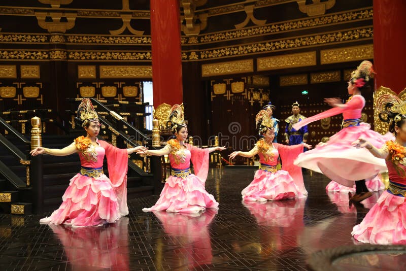 Traditional Chinese Dance Stock Photos - Download 14,991 Royalty Free ...