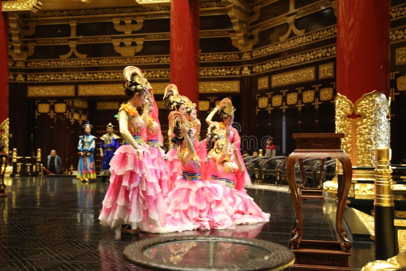 Traditional Chinese Dance Performance Editorial Stock Image - Image of ...
