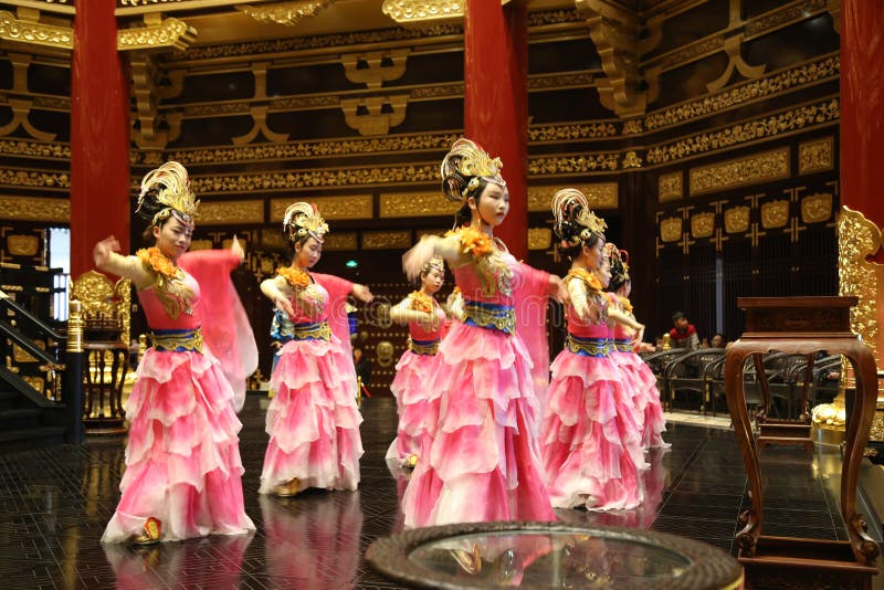 Traditional Chinese Dance Performance Editorial Photo - Image of ...