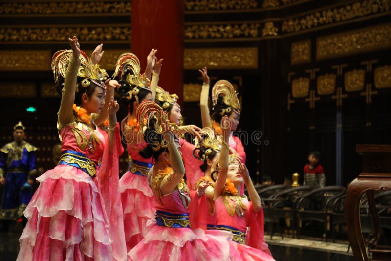 Traditional Chinese Dance Performance Editorial Photo - Image of ...