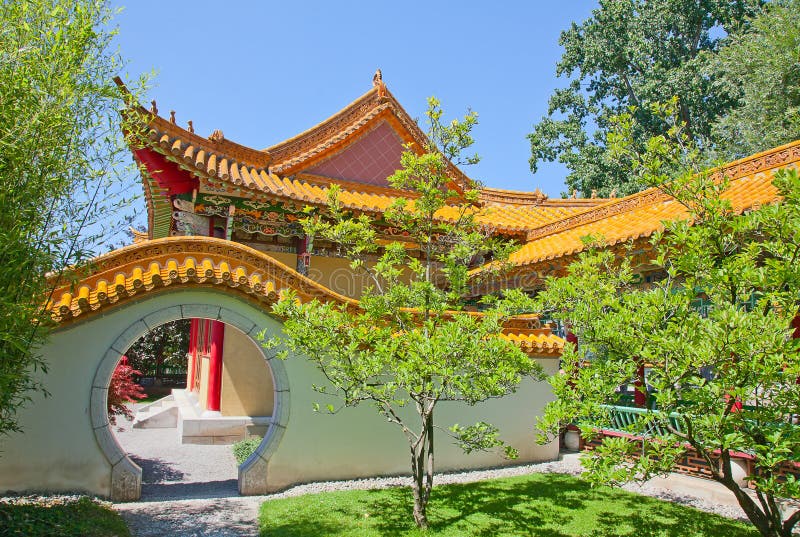 Traditional chinese garden stock photo. Image of landmark - 28318272