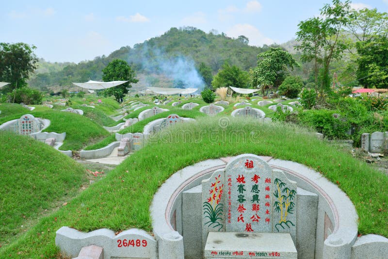 Traditional Chinese Graveyard Stock Photo - Image of offering, grave ...
