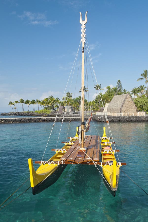 Hawaiian Outrigger Canoe at Kamakahonu Beach Kailua-Kona, Big Island ...