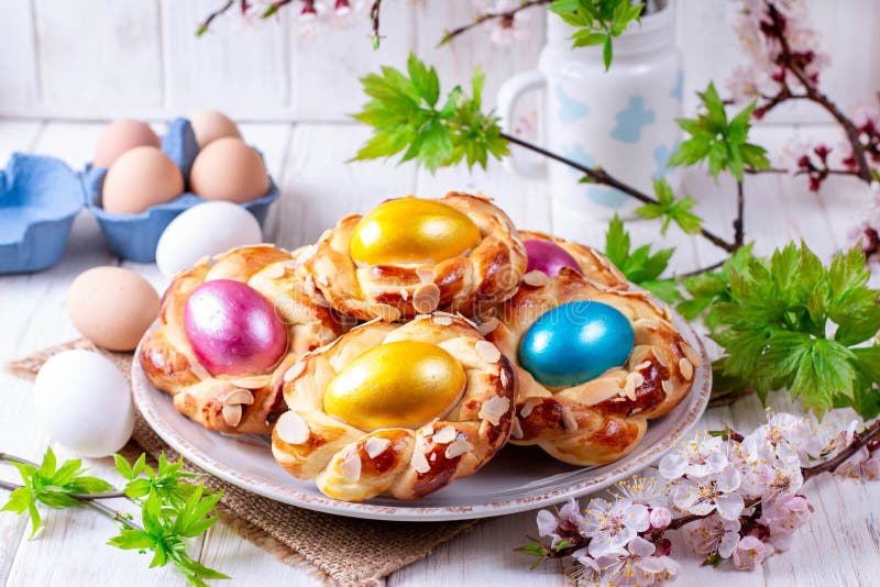 Traditional Italian Easter Bread with Easter Egg Stock Image - Image of ...