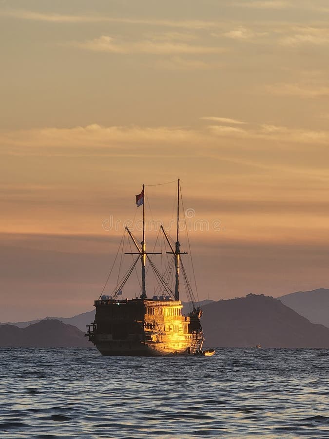 Traditional pinisi ship stock photo. Image of ship, pinisi - 262254882