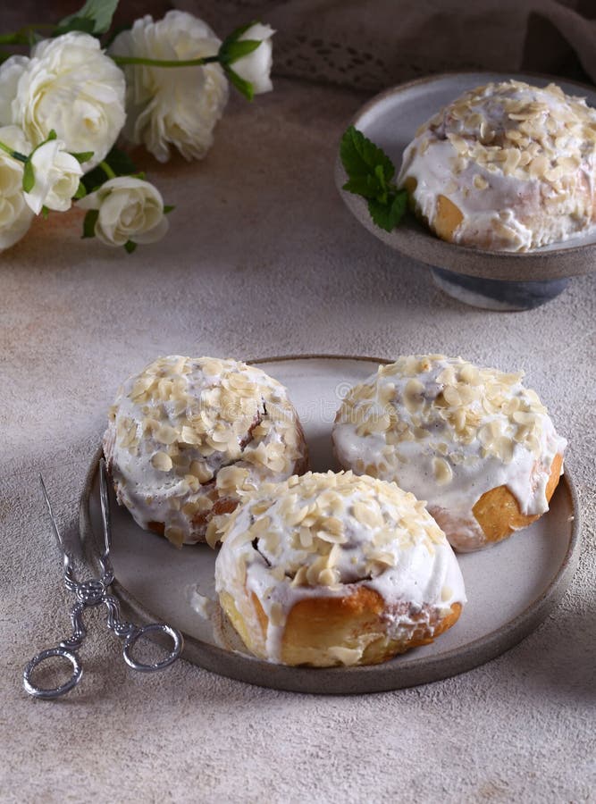 Cinnabon buns with icing stock image. Image of swirl - 183605011