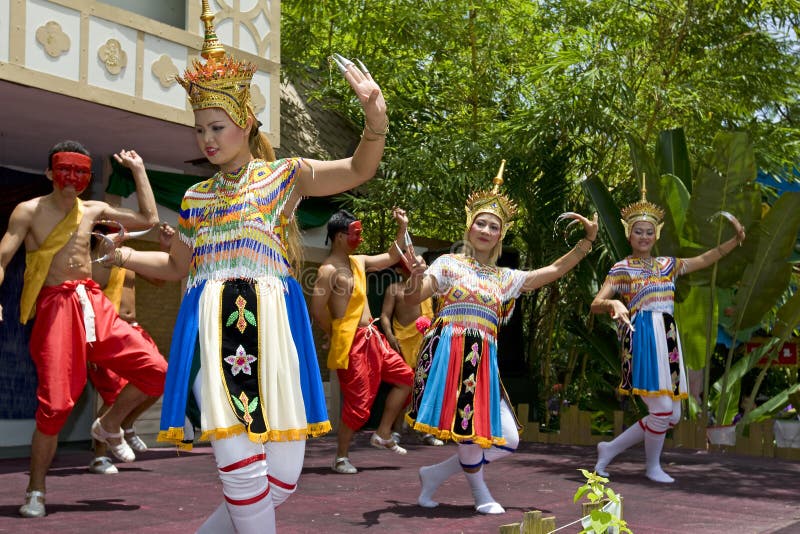 Traditional Thai Dance Presentation Editorial Photo - Image of movement ...