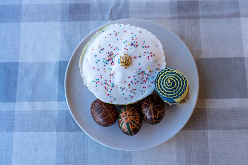 Traditional Ukrainian Easter Cake (paska) with Eggs (pysanky) Stock ...
