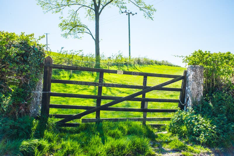 Traditional Wooden Farm Gate and Stone Posts in England Stock Photo ...
