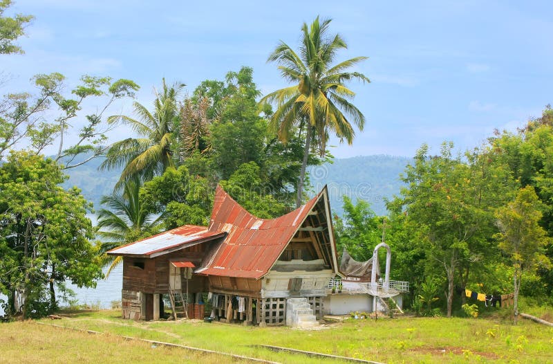 Traditioneel Batak-huis Op Samosir-eiland, Sumatra, Indonesië Stock ...