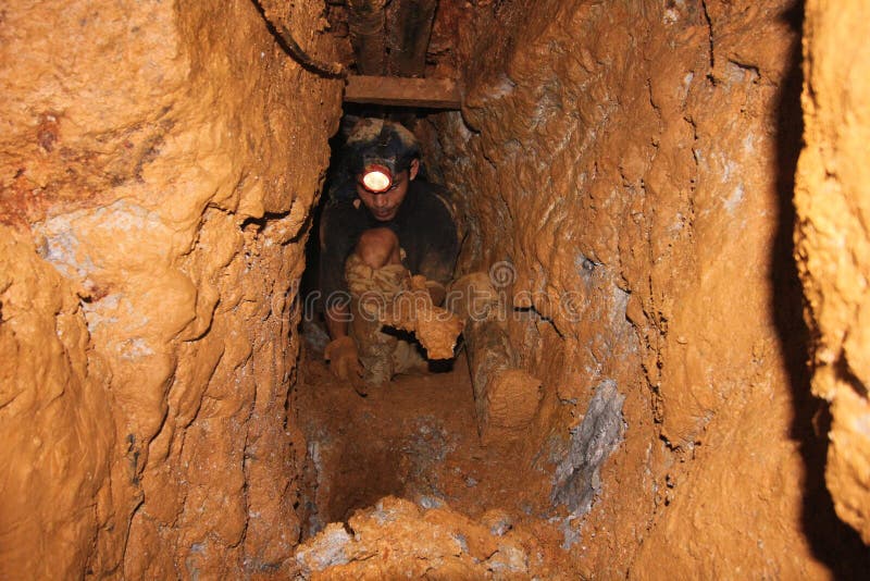 Traditioneel De Goudwinning Redactionele Stock Afbeelding - Image of ...