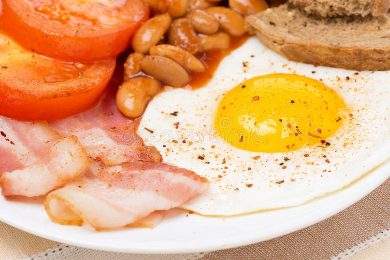 Traditioneel Engels Ontbijt Met Gebakken Eieren Stock Afbeelding ...