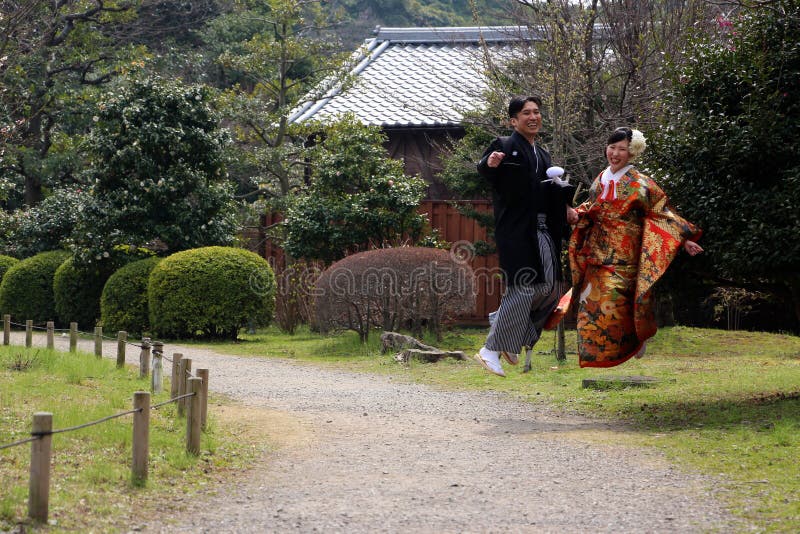 Traditioneel Jong Japans Paar Uit Voor Een Wandeling in Het Park in ...