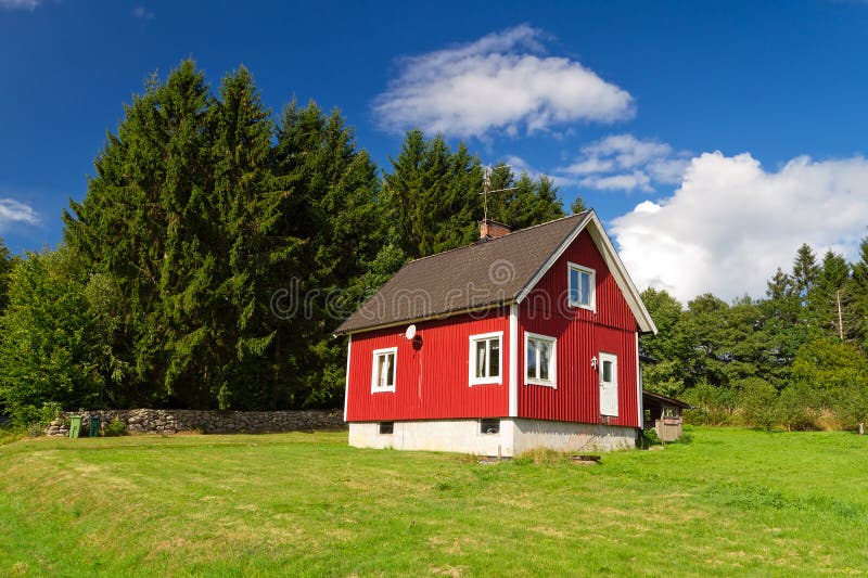 Traditioneel Rood Zweeds Huis Bij Het Bos Stock Foto - Afbeelding ...