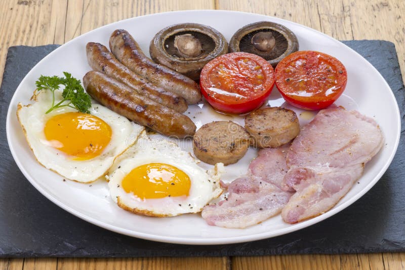 Traditioneel Volledig Engels Ontbijt Met Spek Gebakken Eieren Stock ...