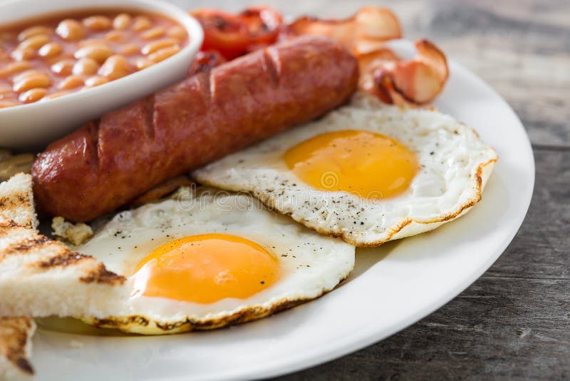 Traditioneel Volledig Engels Ontbijt Met Gebraden Eieren, Worsten ...
