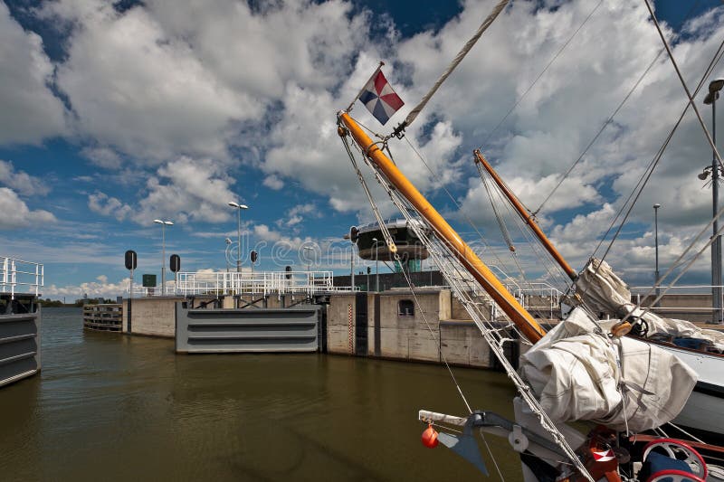Traditioneel Zeilschip Dat Een Sluis Verlaat Stock Foto - Image of ...