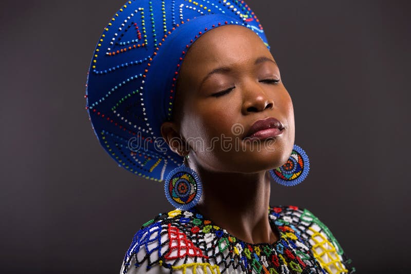 Afrikaanse Model Traditionele Kledij Stock Foto - Afbeelding bestaande ...