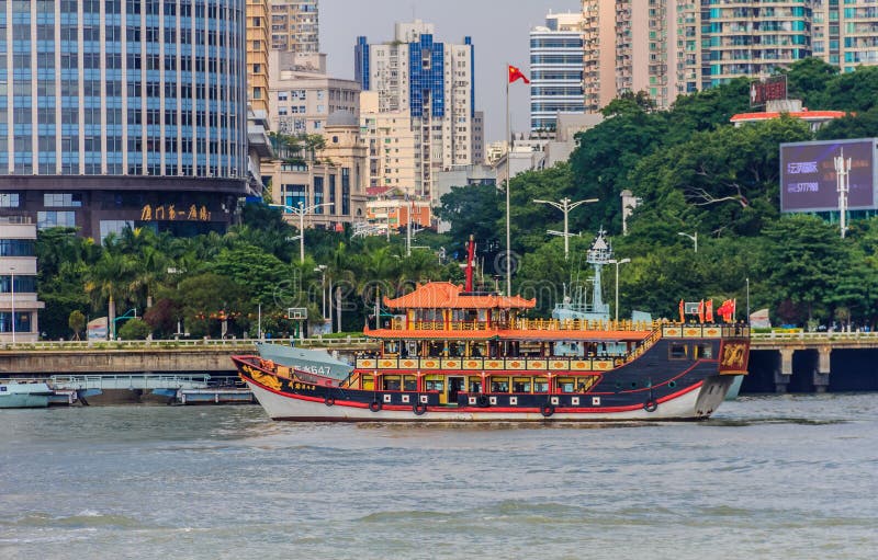Chinese Mens In Een Boot Die In Li River Kruisen En De Lange ...