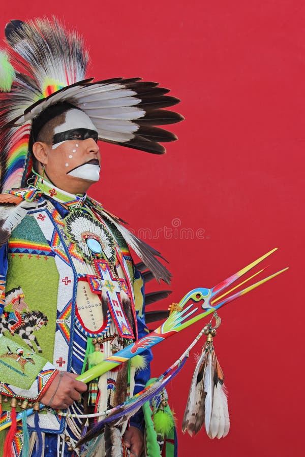 Traditionele Danser - Rode Muur Redactionele Afbeelding - Image of ...