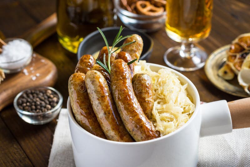 Traditionele Duitse Worsten Met Koolsalade, Mosterd En Bier Stock Foto ...