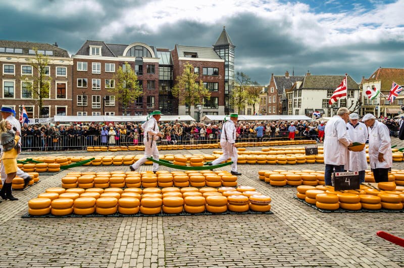 Traditionele Edammer Kaasmarkt in Alkmaar, Nederland Redactionele Foto ...