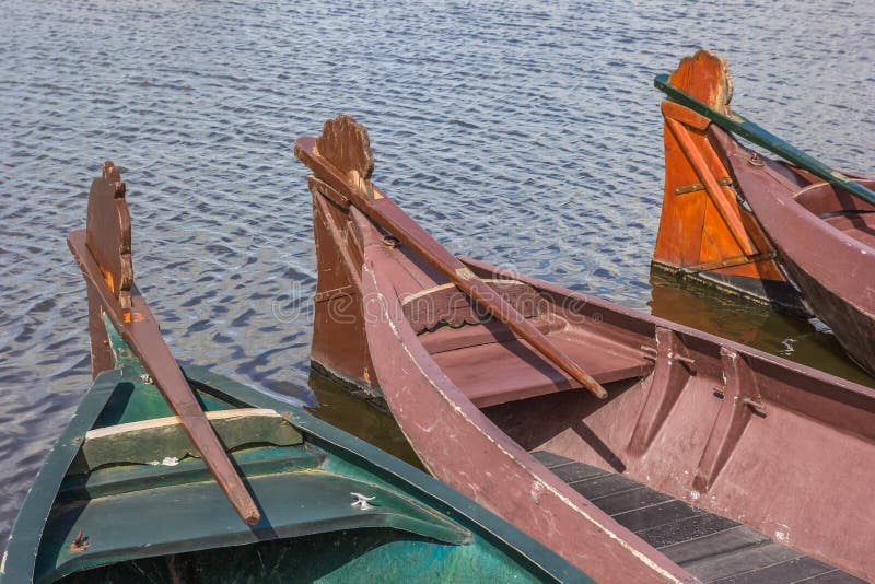 Traditionele Houten Boot Bij Het Strand Van Langkawi-eiland Stock Foto ...