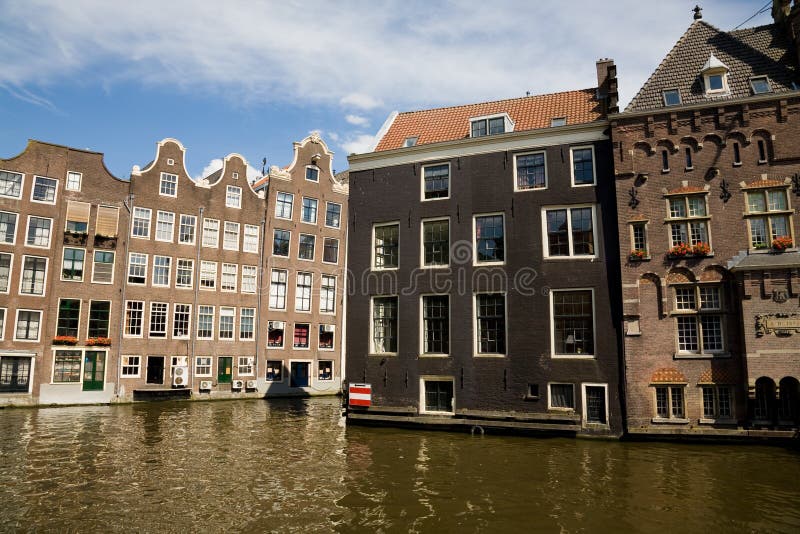 Traditionele Huizen, Amsterdam Stock Afbeelding - Image of traditioneel ...