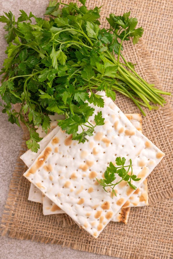 Traditionele Joodse Kosjer Matzo Met Appelen, Jam En Honing Stock Foto ...