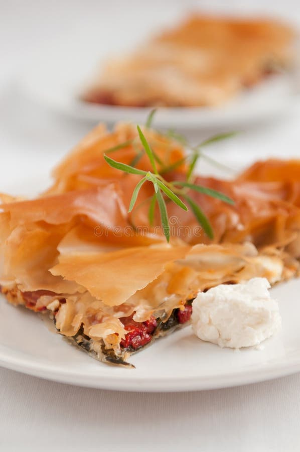 Traditionele Maaltijd Met Filodeeg En Groenten Stock Afbeelding - Image ...