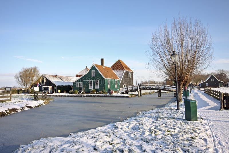 Traditionele Nederlandse Huizen in Nederland Stock Afbeelding - Image ...