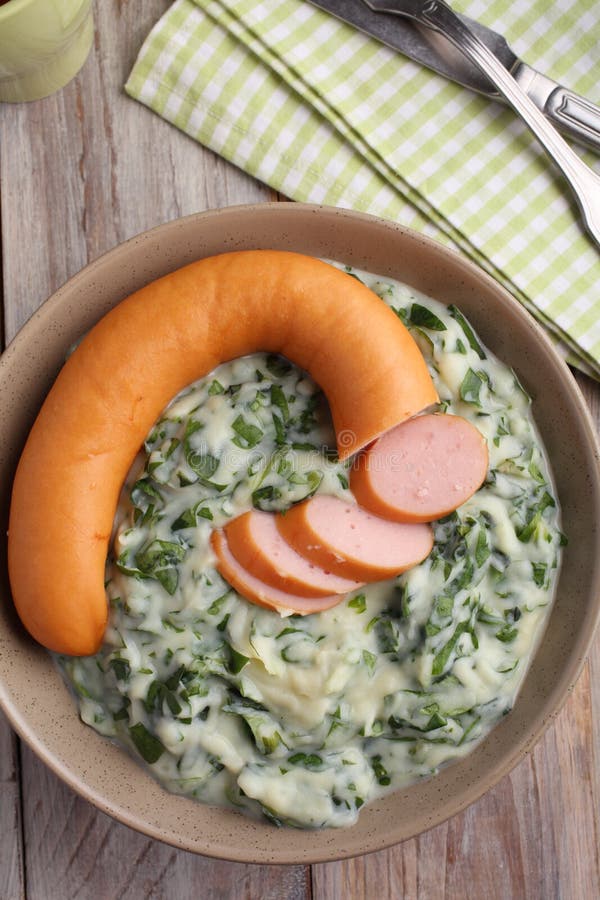 Traditionele Nederlandse Schotel Stamppot Met Rookworst Stock ...