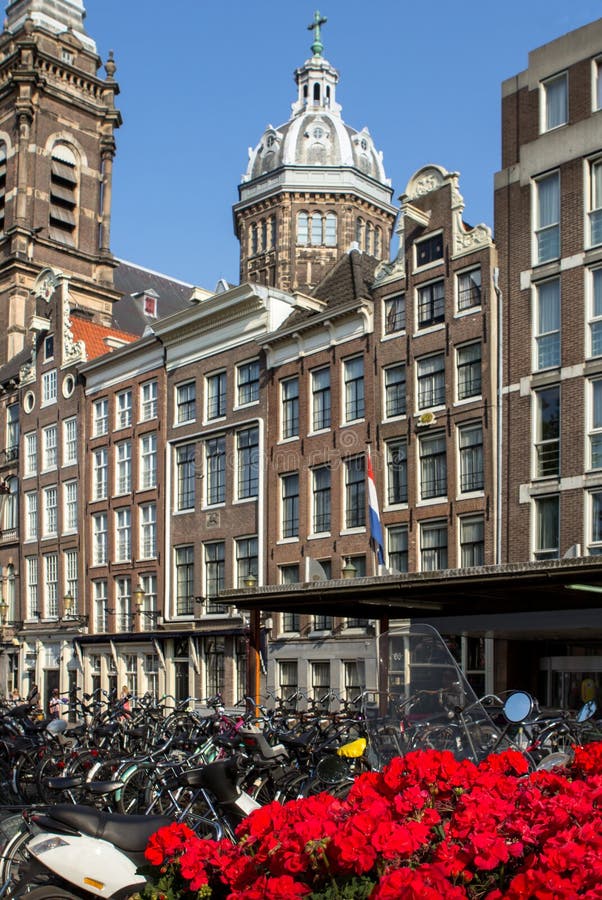 Traditionele Oude Gebouwen in Amsterdam Stock Foto - Image of gebouwen ...