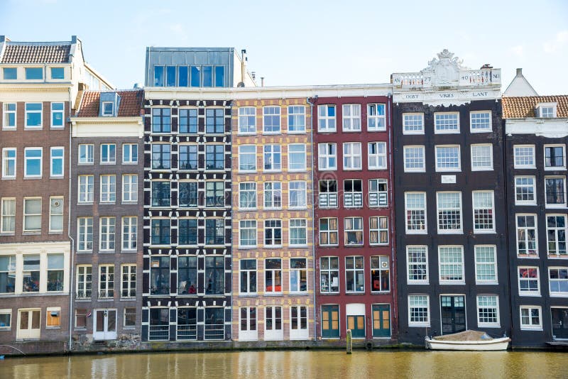 Traditionele Oude Gebouwen In Amsterdam, Nederland Stock Foto ...
