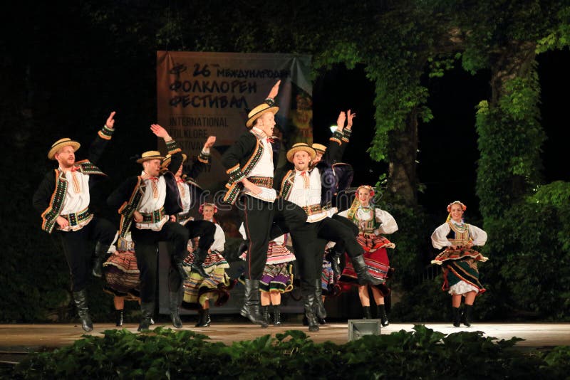 De Poolse Traditionele Prestaties Van Het Dansstadium Redactionele ...