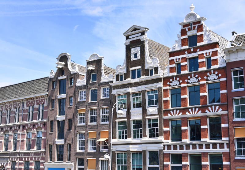 Traditionele Rijtjeshuizen in Amsterdam Stock Foto - Image of huizen ...