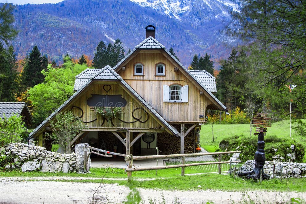 Traditionele Zwitser stock afbeelding. Image of huis - 25814189