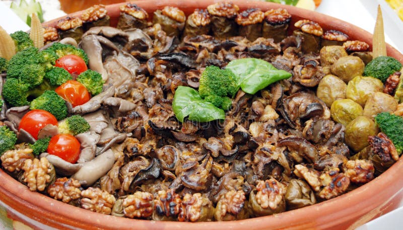 Traditionell Macedonian Mat - Krvavicakorv Med Shopskasallad Arkivfoto ...