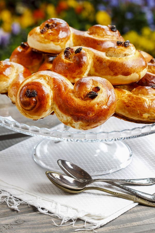 Traditionella Svenska Bullar. En Saffranbulle Fotografering för ...