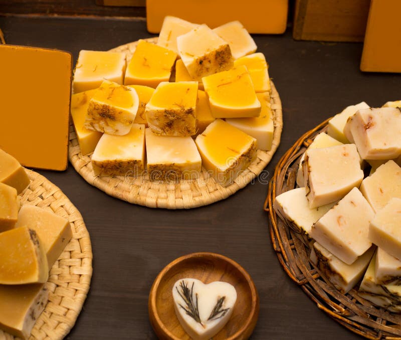 Traditionelle Handgemachte Seife Gestapelt Auf Holz Stockfoto - Bild ...