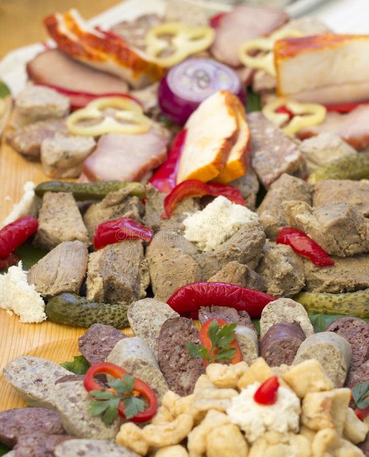 Traditionelle Wurst Und Fleisch Auf Tabelle Stockfoto - Bild von ...