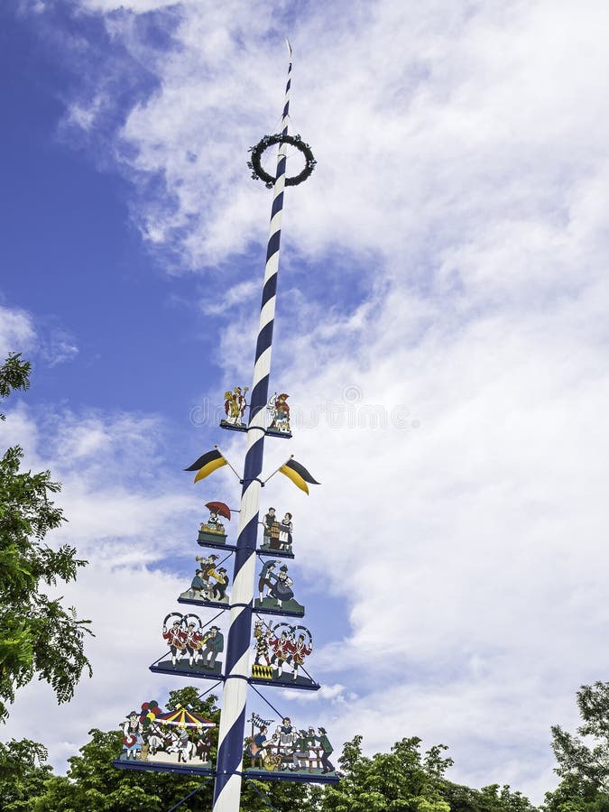 Traditioneller Maibaum Mit Klarem Blauem Himmel Stockbild - Bild von ...
