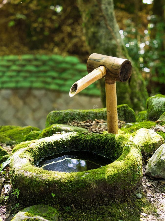 Traditioneller Japanischer Wasserbrunnen Stockfoto - Bild von moos ...