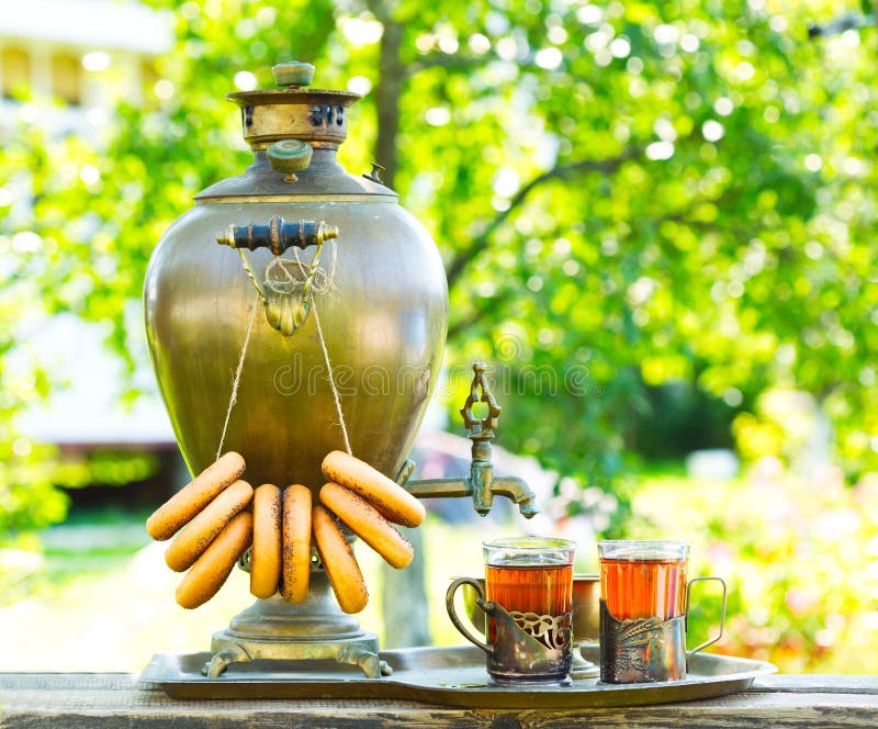 Traditioneller Russischer Tee Mit Samowar Stockfoto - Bild von retro ...