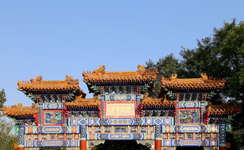 Traditionelles Antikes Chinesisches Tor Im Yonghe-Tempel Stockbild ...