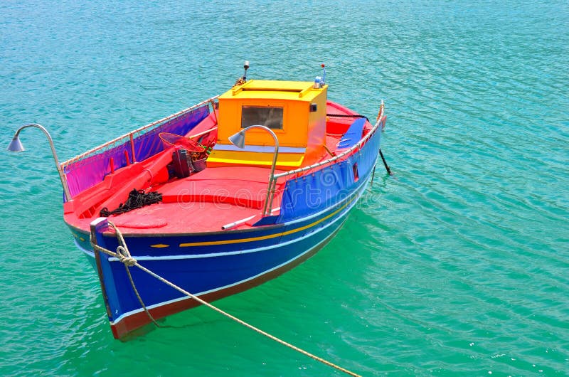 Traditionelles Griechisches Fischerboot Gemalt in Den Hellen Farben ...