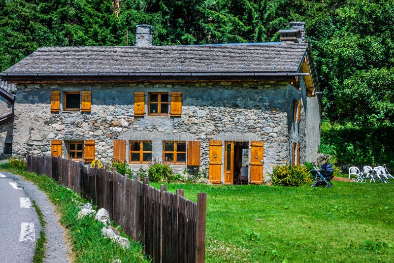 Traditionelles Landhaus in Switzerlands Alpen Stockfoto - Bild von ...