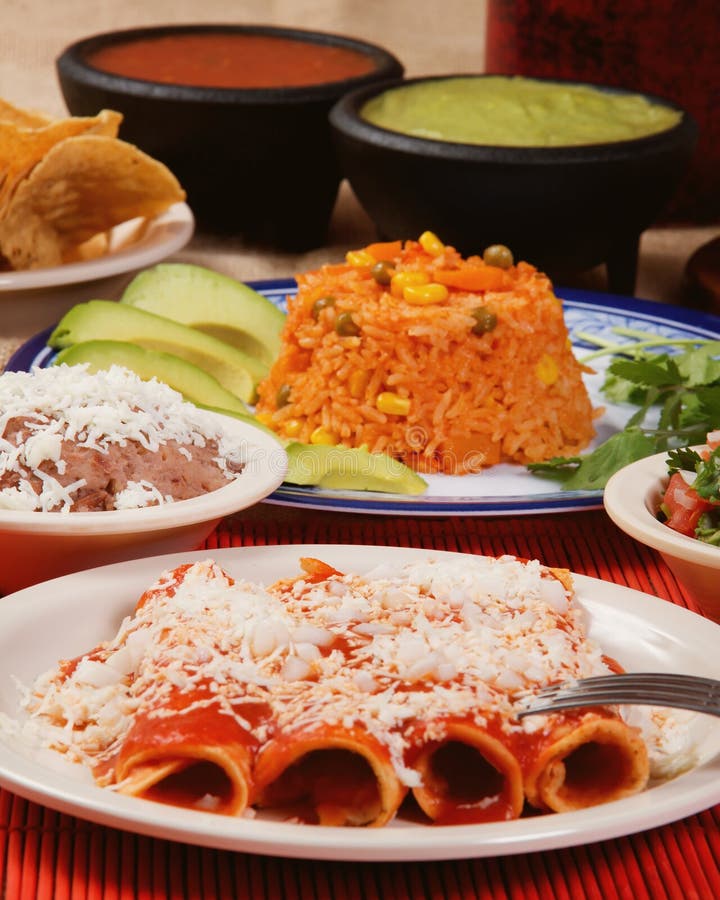 Traditionelles Mexikanisches Rotes Enchiladaabendessen Stockfoto - Bild ...